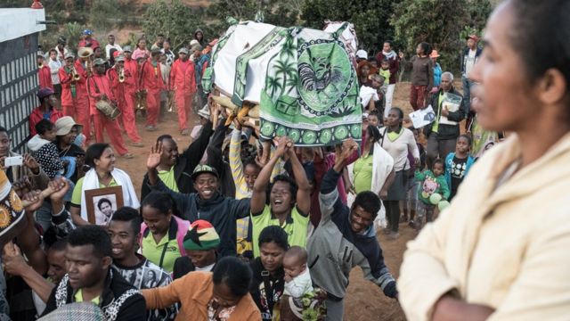 Madagascar : rituel de retournement des morts - BBC News Afrique