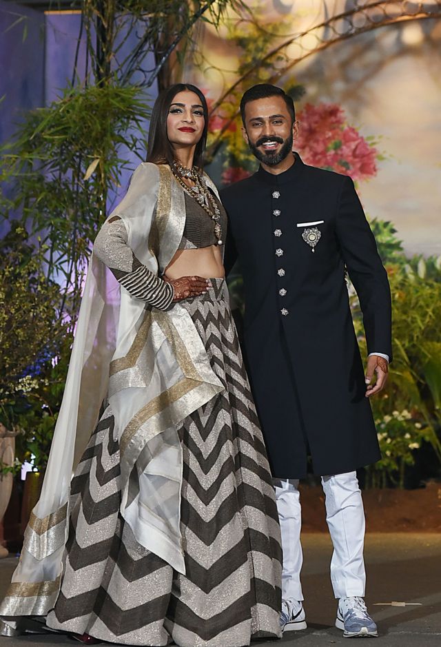 सोनम कपूरच्या नवऱ्याने रिसेप्शनला स्पोर्ट्स शूज का घातले? - BBC News मराठी