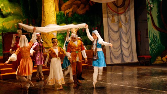 نخستین اجرای باله 'زال و رودابه' در تاجیکستان - BBC News فارسی