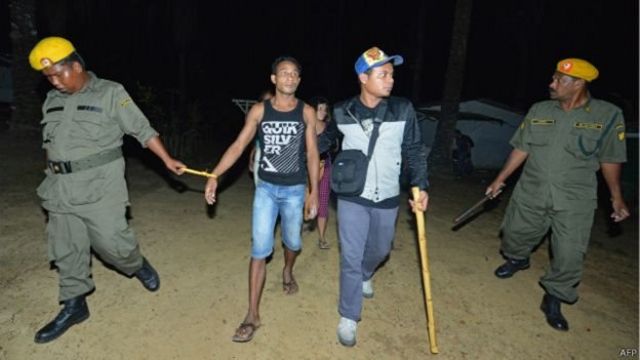 Terancam razia, ratusan ribu TKI 'bertahan dan bersembunyi' di Malaysia - BBC News Indonesia