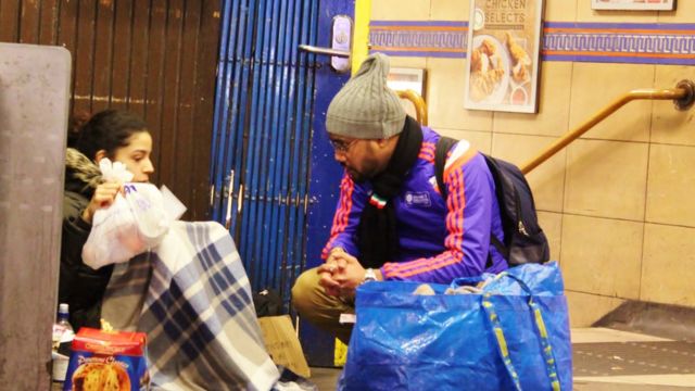 Muslim di London sediakan makanan dan pakaian bagi tunawisma selama ...