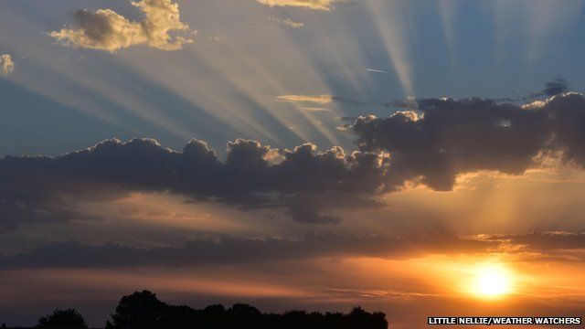 Stunning crepuscular sunset rays - BBC Weather