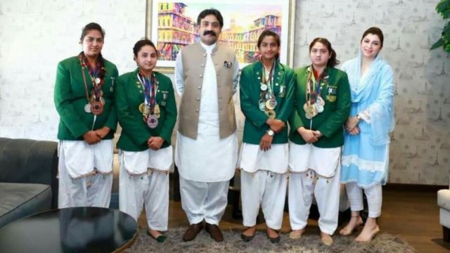 ایشین پاور لفٹنگ: پاکستانی بہنیں جنھوں نے والد کے خوابوں کو ایک منفرد ...