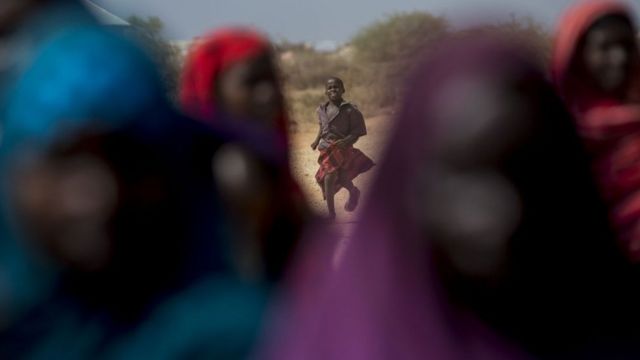 Abaarta Soomaaliya: "Wiilkeyga waddada ayaan kusii aasay gabadheydana ...