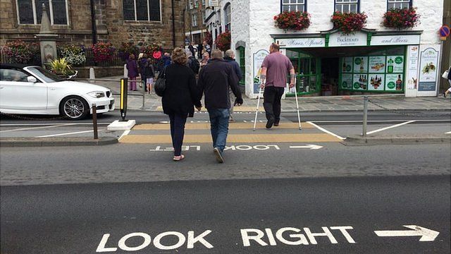 Guernsey 'courtesy crossing' unsafe engineers find - BBC News