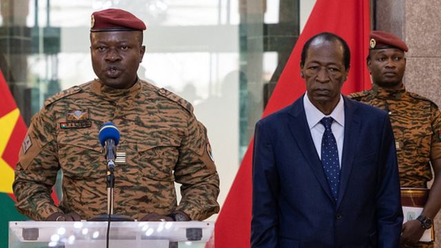 Coup d’Etat au Burkina Faso : que reprochent les militaires à Damiba ? - BBC News Afrique