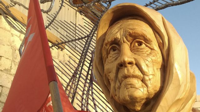 Perang Ukraina: Misteri nenek 'Babushka Z' yang jadi ikon propaganda ...