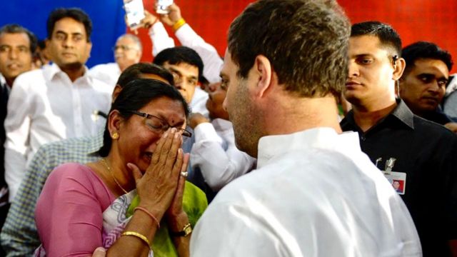 રાહુલ સામે રડનારાં મહિલાની શું છે હકીકત? - BBC News ગુજરાતી
