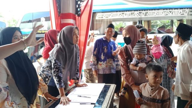 Ratusan pengungsi eks-Syiah kembali ke Sampang setelah dibaiat menjadi ...