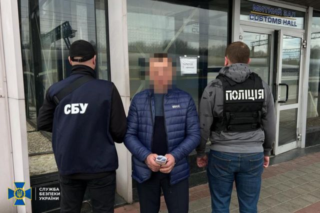 Придумав де сховати в потязі як провідник вивозив чоловіків за кордон