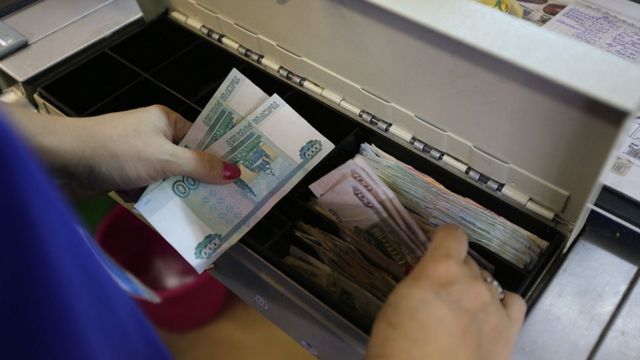 Российское правительство приняло бюджет на три года - BBC News Русская ...