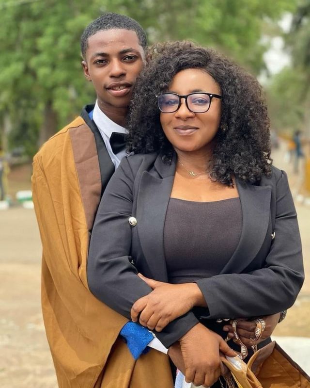 Mide Funmi-Martins àtí Olamide àbúrò rẹ̀ ti ayé ń bú u lé lórí ti wà ...