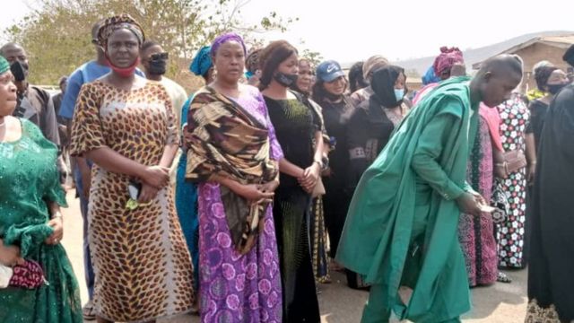 Orisabunmi: Iyaafin Fọlakẹ Arẹmu, Orisabunmi ti wọ káà ílẹ̀ sún - BBC ...