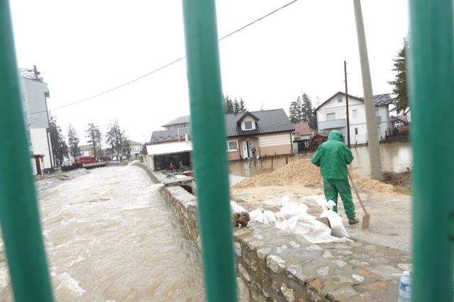 Poplave u Srbiji 2023: Reka Grabovica potopila Sjenicu - u ...