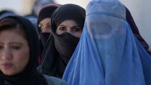 نظرسنجی تازه در افغانستان؛ زنان بیشتر از مردان، طالبان را تروریست می