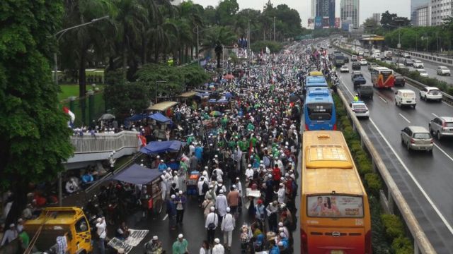 Aksi 212: Rizieq Shihab datang dan menyeru 'penjarakan Ahok' - BBC News ...
