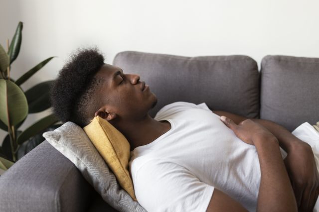 Sommeil : Quelle est la meilleure position pour dormir ? - BBC News Afrique