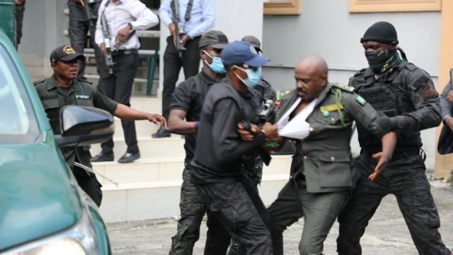 Godwin Emefiele: A ti bẹ̀rẹ̀ ìwádìí ìjàkadì tó wáyé láàrín àwón òṣìṣẹ́ ...