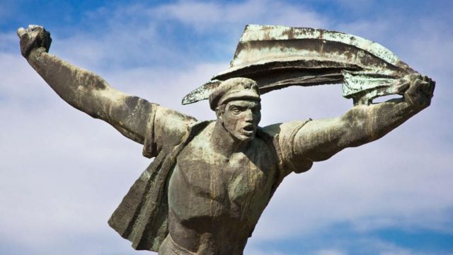 ‘Kuburan’ patung-patung komunis di Budapest - BBC News Indonesia