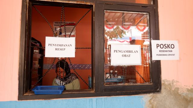 Kebakaran TPA Sarimukti: 'Api masih terus membara', ratusan warga menderita ISPA dan iritasi ...