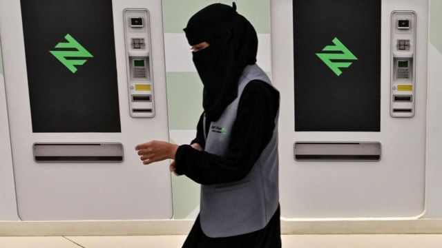 Matan Saudiyya 28,000 na neman aikin zama matukan jiragen kasa - BBC ...