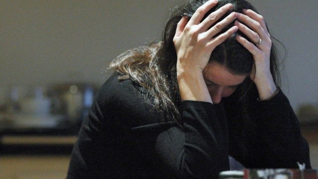 من يحمي المرأة من العنف في المجتمعات العربية؟ - BBC News عربي