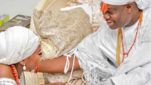 Ooni Adeyeye Ogunwusi: Olori Ashley bẹ àwọn alálẹ̀ lọ́wẹ̀ láti fún ní ...