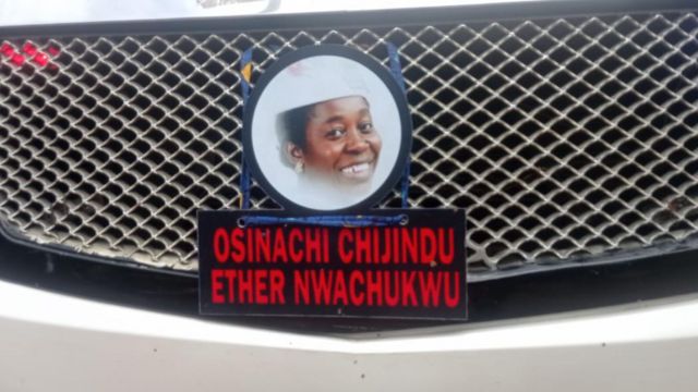 Osinachi Nwachukwu burial: Family and friends mourn as dem bury ...