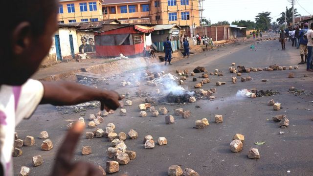 Uwuharanira agateka ka muntu mu Burundi yakatiwe imyaka 32 - BBC News ...