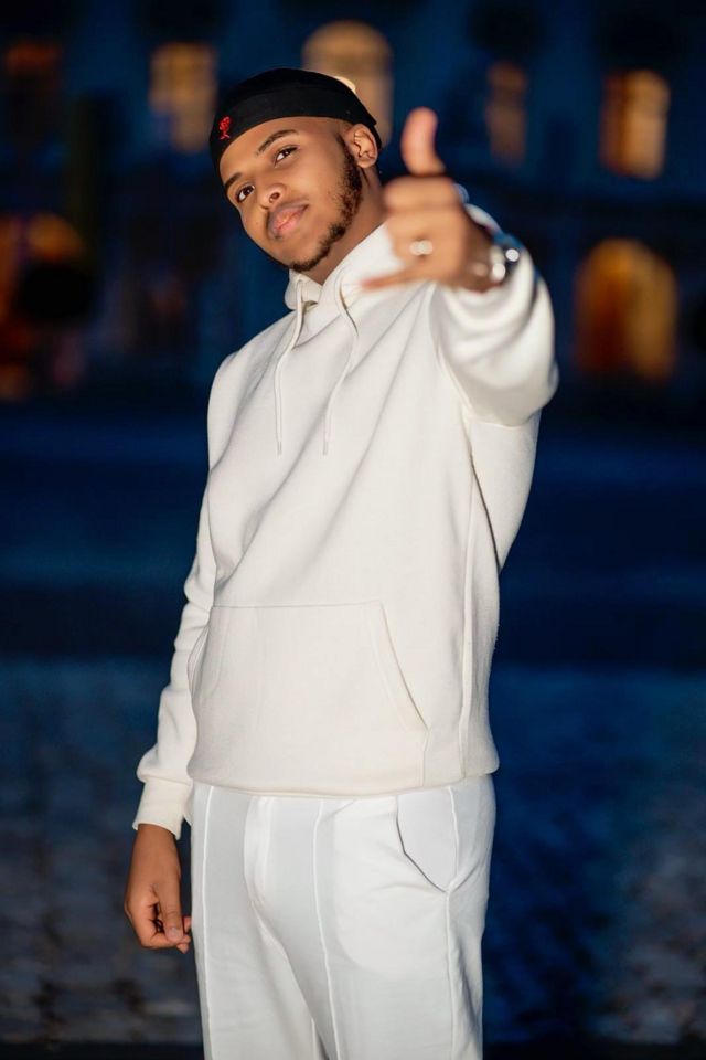 Fannaan Soomaali ah oo gabar Jarmal ah intuu jeclaaday luuqaddeeda ugu ...