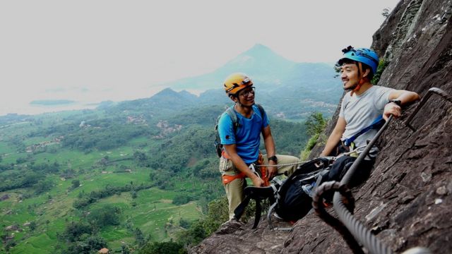 Uji nyali menginap di hotel tebing Purwakarta yang 'tertinggi di dunia ...