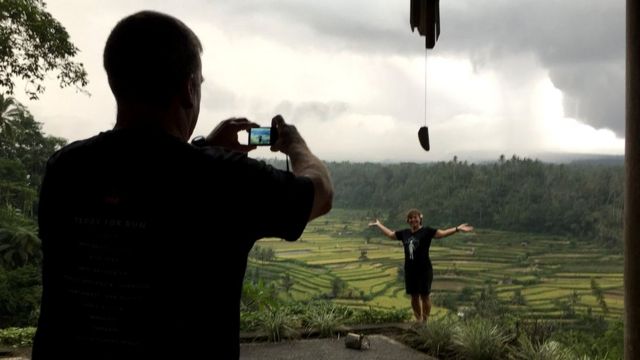 Turis yang datang berfoto dan warga yang bertahan ketika Gunung Agung ...