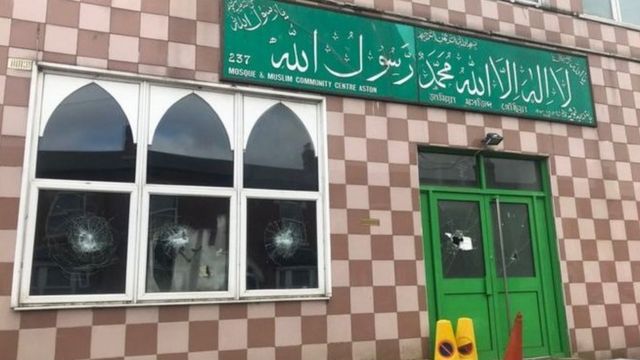 برمنگھم کی پانچ مساجد پر حملہ، کھڑکیوں کو شدید نقصان - BBC News اردو