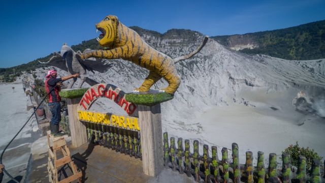Tangkuban Parahu kembali erupsi, statusnya dinaikkan menjadi waspada ...