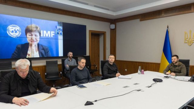 IMF phê duyệt khoản vay 15,6 tỷ USD cho Ukraine - BBC News Tiếng Việt