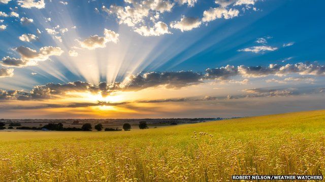 Stunning crepuscular sunset rays - BBC Weather