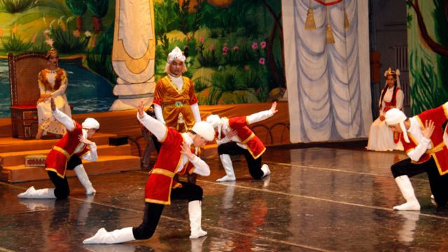 نخستین اجرای باله 'زال و رودابه' در تاجیکستان - BBC News فارسی