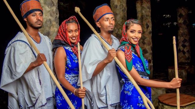 Aadaa Oromoo: 'Duudhaa uffata aadaa fi faashinii ammayyaa walsimsiisuun ...