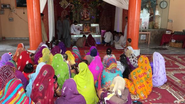 ਪਾਕਿਸਤਾਨ ਦੇ ਮੀਠੀ 'ਚ ਹਿੰਦੂ ਤੇ ਮੁਸਲਮਾਨਾਂ ‘ਚ ਅਮਨ-ਸ਼ਾਂਤੀ ਦੀ ਮਿਸਾਲ - BBC ...