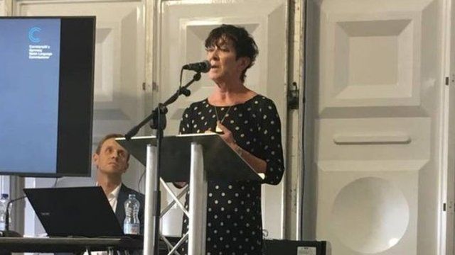 Comisiynydd: Nifer y plant mewn addysg Gymraeg yn 'sioc' - BBC Cymru Fyw