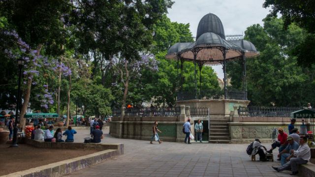 Zócalo: la curiosa historia de por qué se le llama así a las plazas ...