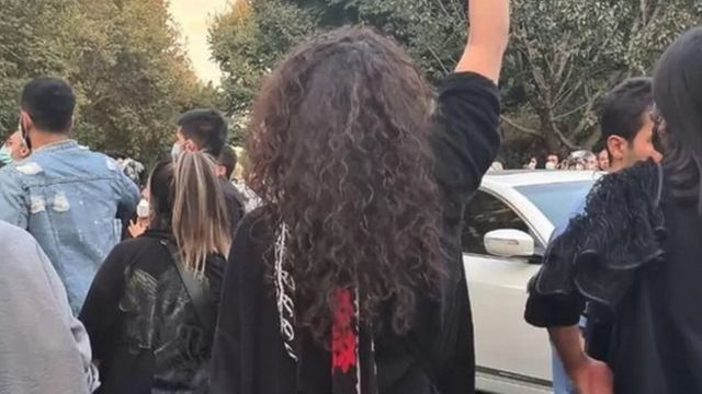 Askariga ka tirsan booliska Iiraan ee ooya marka uu xirayo dumarka aan ...