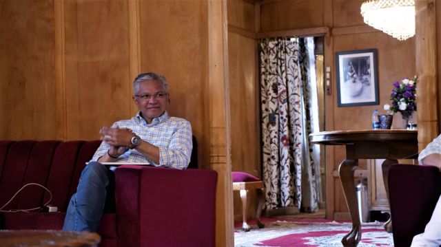 कश्मीर: हाउसबोट पर छाए संकट के बादल के बीच उम्मीद की ये किरण - BBC News ...