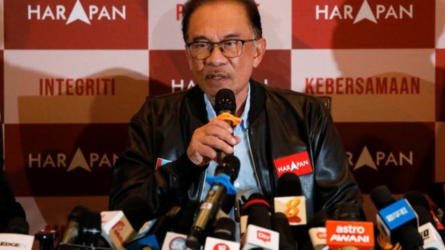 Pemilu Malaysia: Anwar Ibrahim disumpah menjadi Perdana Menteri ke-10 - BBC News Indonesia