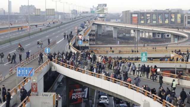 Srbija i protesti: Blokade autoputeva i mostova zbog usvojenih zakona ...