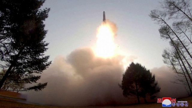 北朝鮮、固体燃料型ICBMの初発射実験に成功と報道 - BBCニュース