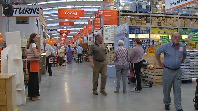 Staff 'disappointed' at B&Q store closures - BBC News