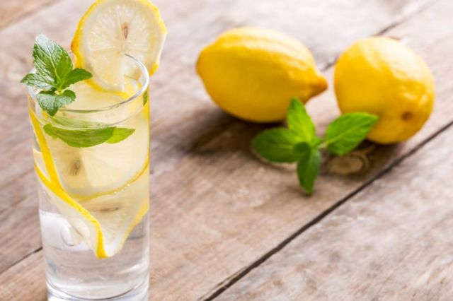 Ibyiza bitanu by’ingenzi by’amazi arimo indimu ku buzima bwawe - BBC ...