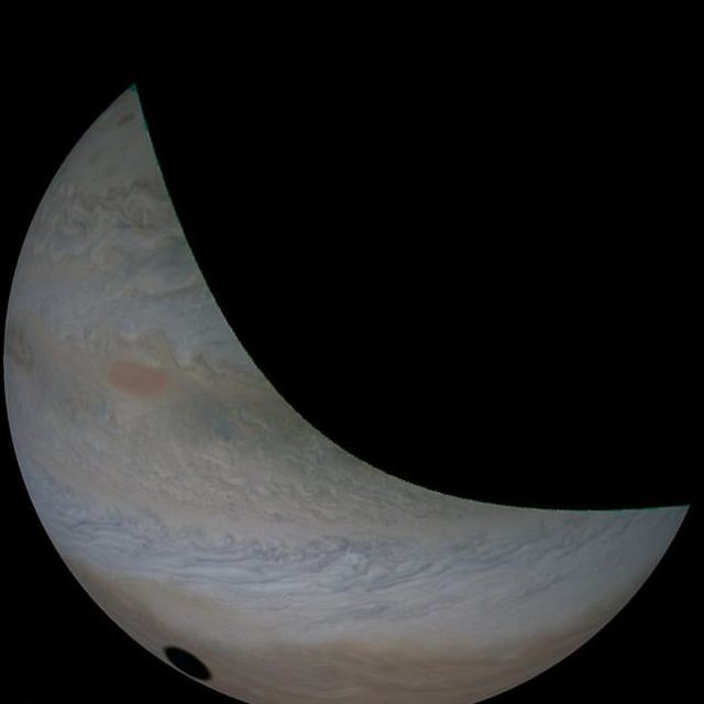 Las espectaculares imágenes de un eclipse solar visto sobre Júpiter ...