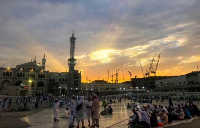 Muslimiinta oo maanta bilaabay acmaasha xajka - BBC News Somali